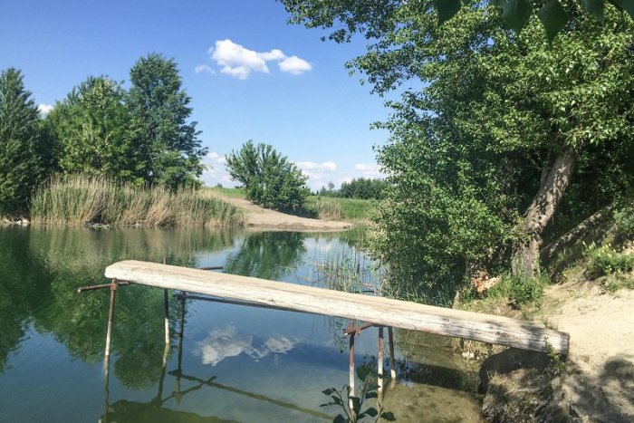 Jarovské jazero vyčistili, kúpať sa tam aj tak nesmie