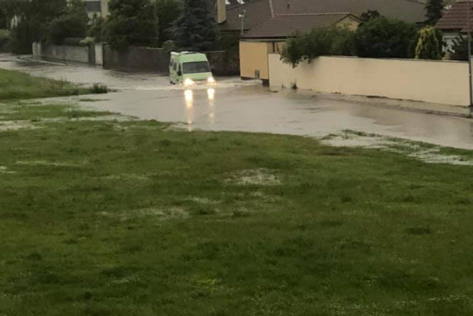 FOTO: Prietrž mračien zatopila Jarovce. Ulicami sa valili prúdy vody!